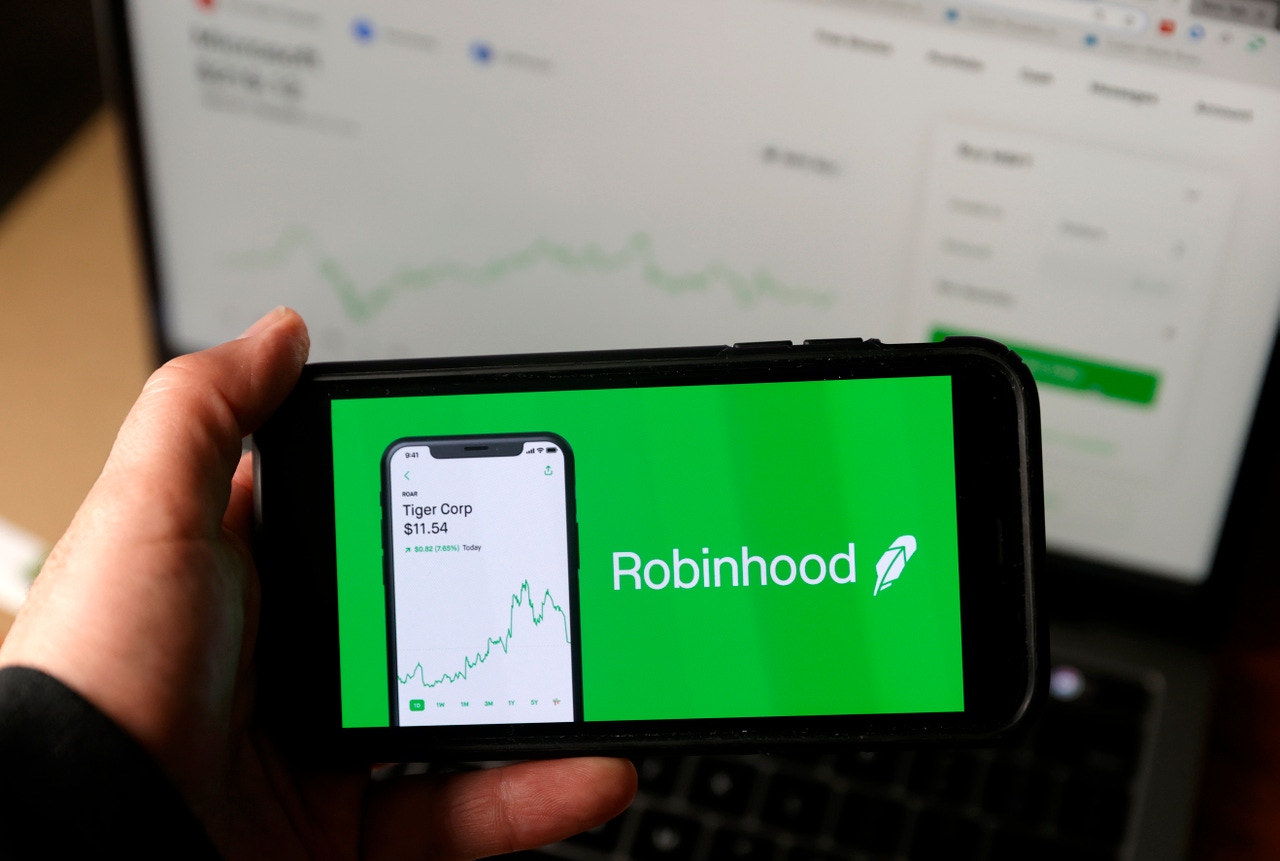 Robinhood stock drives up after Q4 earnings blow past consensus (HOOD ...
