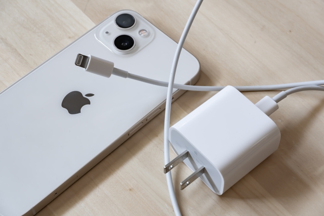 Apple, others required to use USB-C charging port by 2024 as EU passes ...