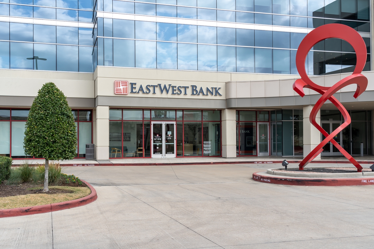 Why Li Lu, The 'Warren Buffett Of China,' Invested In East West Bancorp ...
