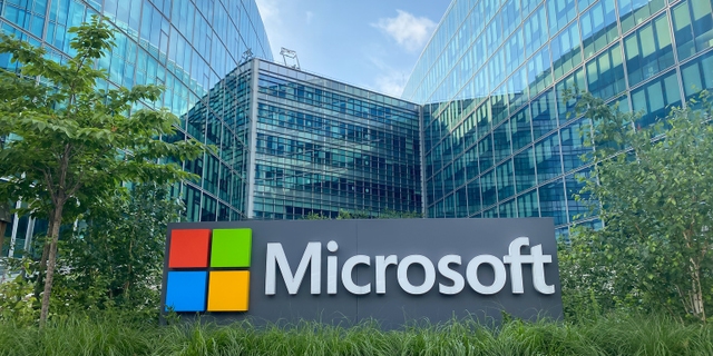 Microsoft Stock: Azure Cloud Poised To Surpass AWS (NASDAQ:MSFT) | Seeking Alpha