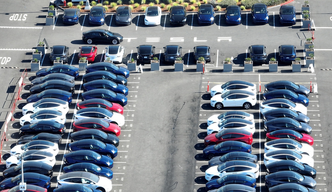 Tesla: Competitive Advantages, Favorable Stock Valuation (NASDAQ:TSLA ...