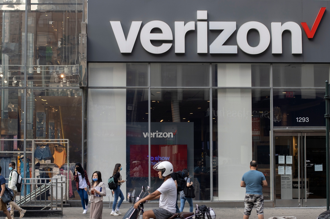 Verizon to slash over 13,000 jobs under new CEO's cost-cutting plan (VZ ...