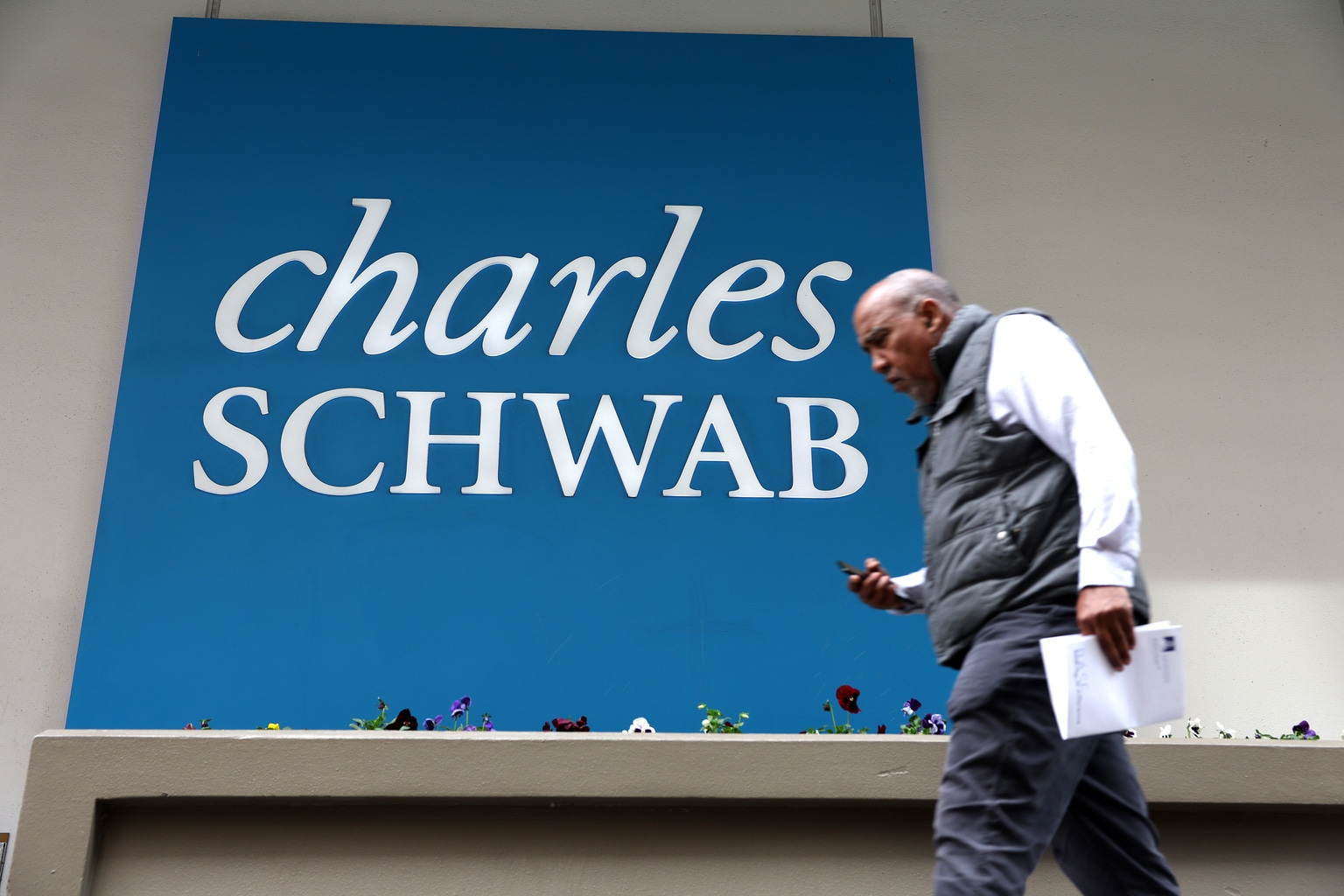 Schwab Isn't Going Anywhere, But That Doesn't Mean It's A Buy | Seeking ...