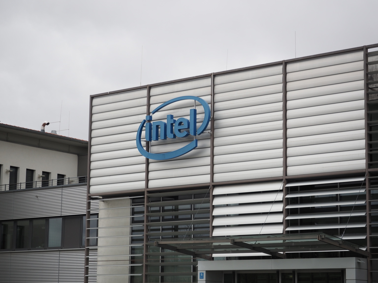 Intel 'to stick with' German plant despite construction delay: German ...