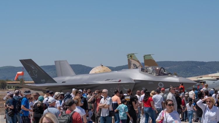 Lockheed Martin trades in narrow range after first-quarter results ...