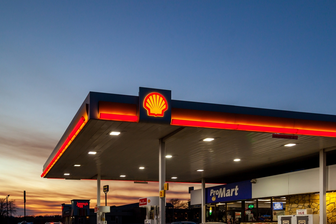 Shell flags strong trading, lowers gas output outlook on Iran impact ...