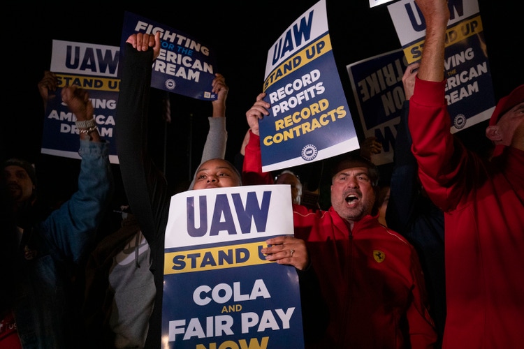 UAW walkout: First ever simultaneous strike begins at Detroit Three ...