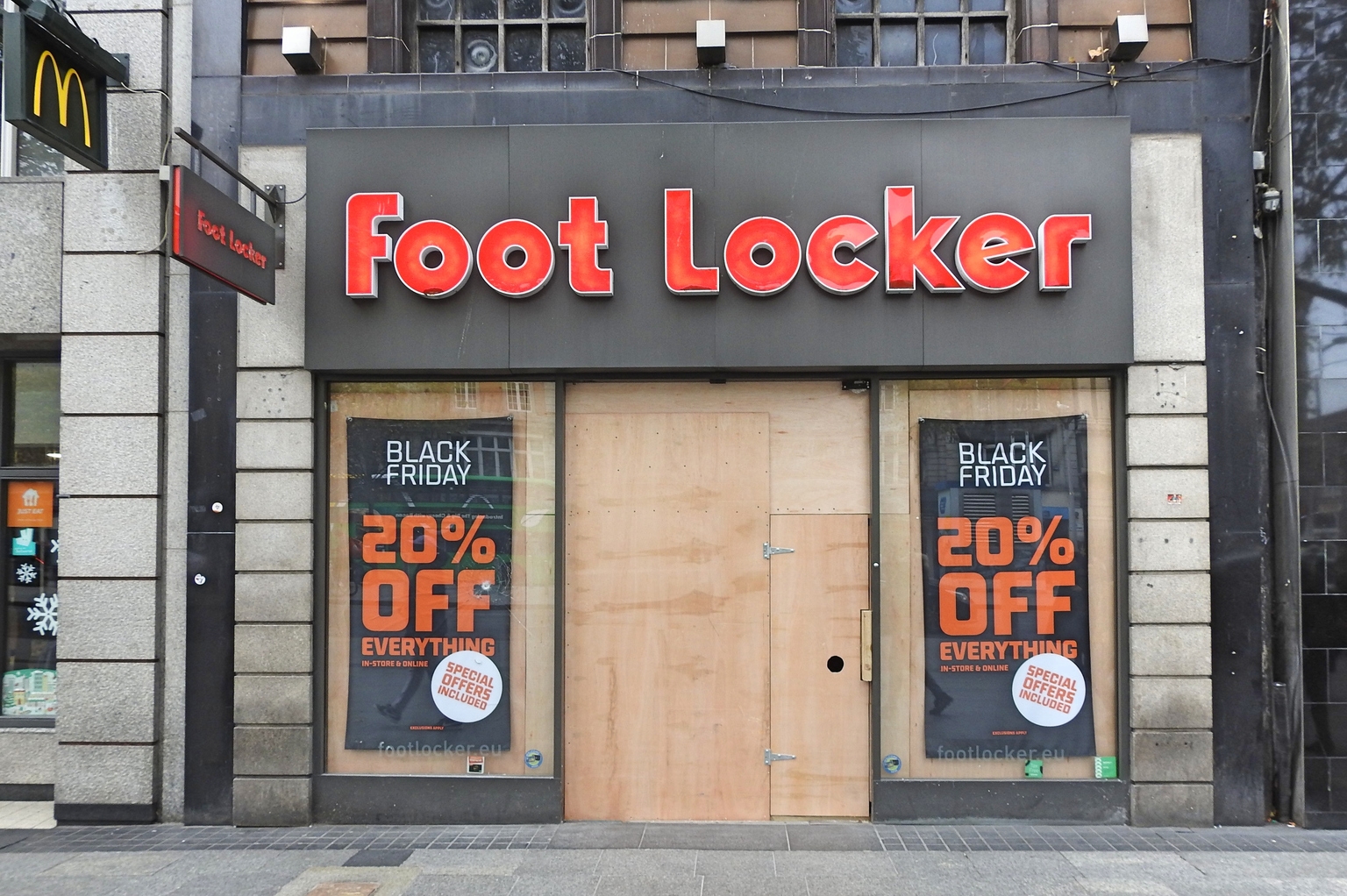 Foot Locker: Downgrade To Hold With Little Visibility Into FY24 (NYSE ...