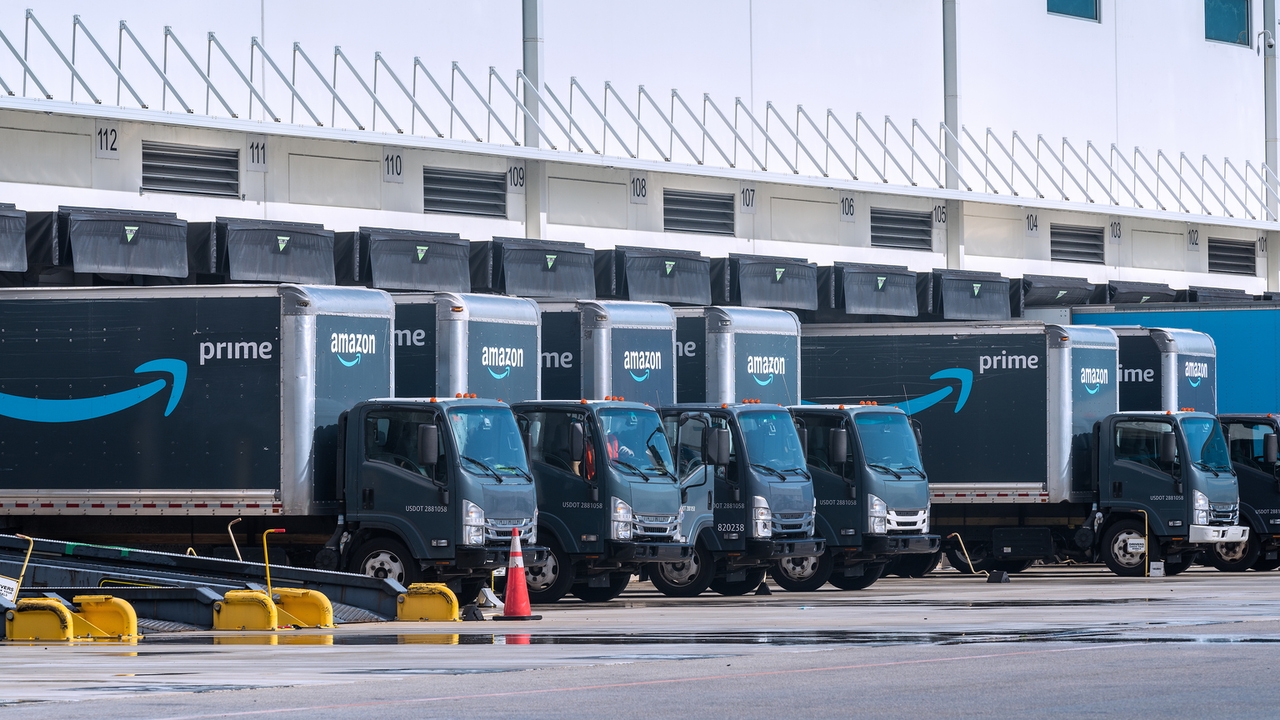 Amazon blows past AWS estimates while AI investments dent free cash ...