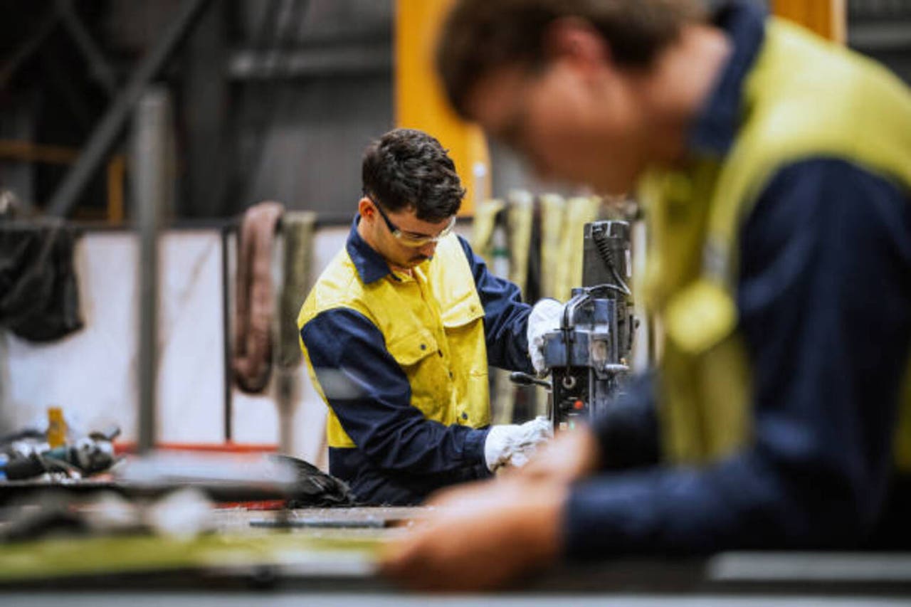 U.S. PMI Manufacturing edges down in December as orders drop, prices ...