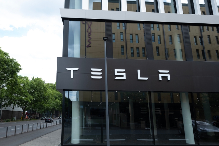 Tesla's U.S. auto market share improves even as sales drop by double ...