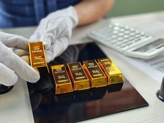 Gold hits weekly low on geopolitical friction, but Swiss bank bets on ...