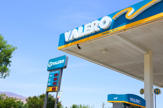 Valero Energy: Still Pumping Cash, But The Valuation Looks Bloated ...