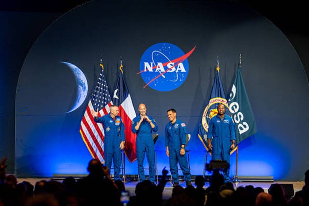 NASA names Artemis III crew for key SpaceX, Blue Origin lander test ...