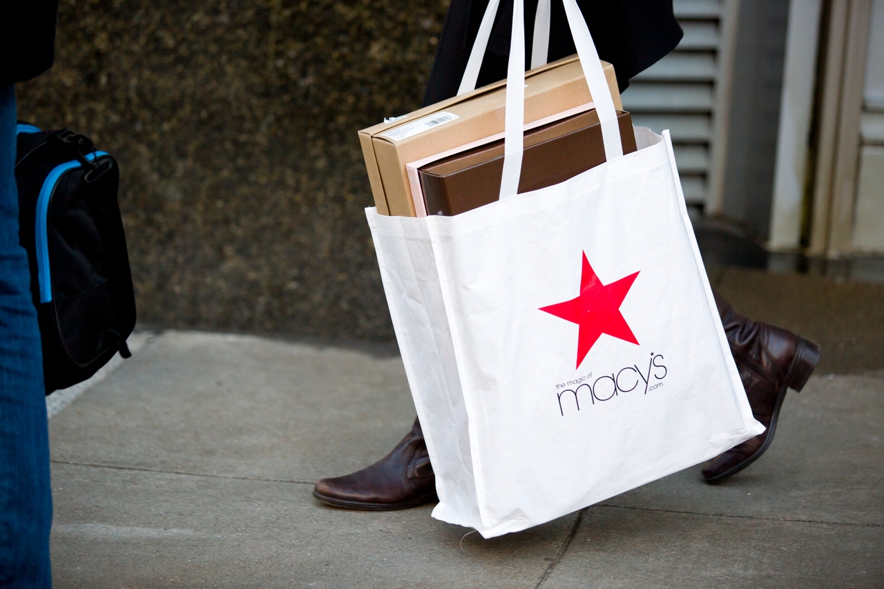 Macy’s nears key trendline support amid Berkshire retail bet (M:NYSE ...