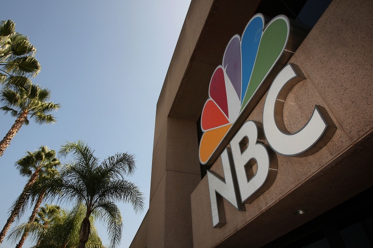 NBC pitches paying $2.5B a year for NBA TV rights to edge out Warner ...