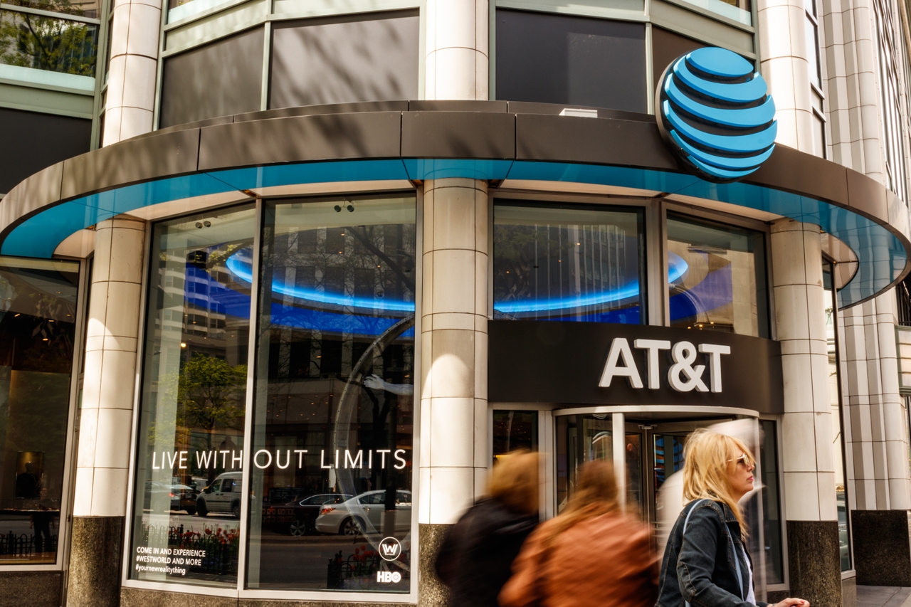 AT&T stock keeps falling: Is heavy fiber spending weighing on strong ...
