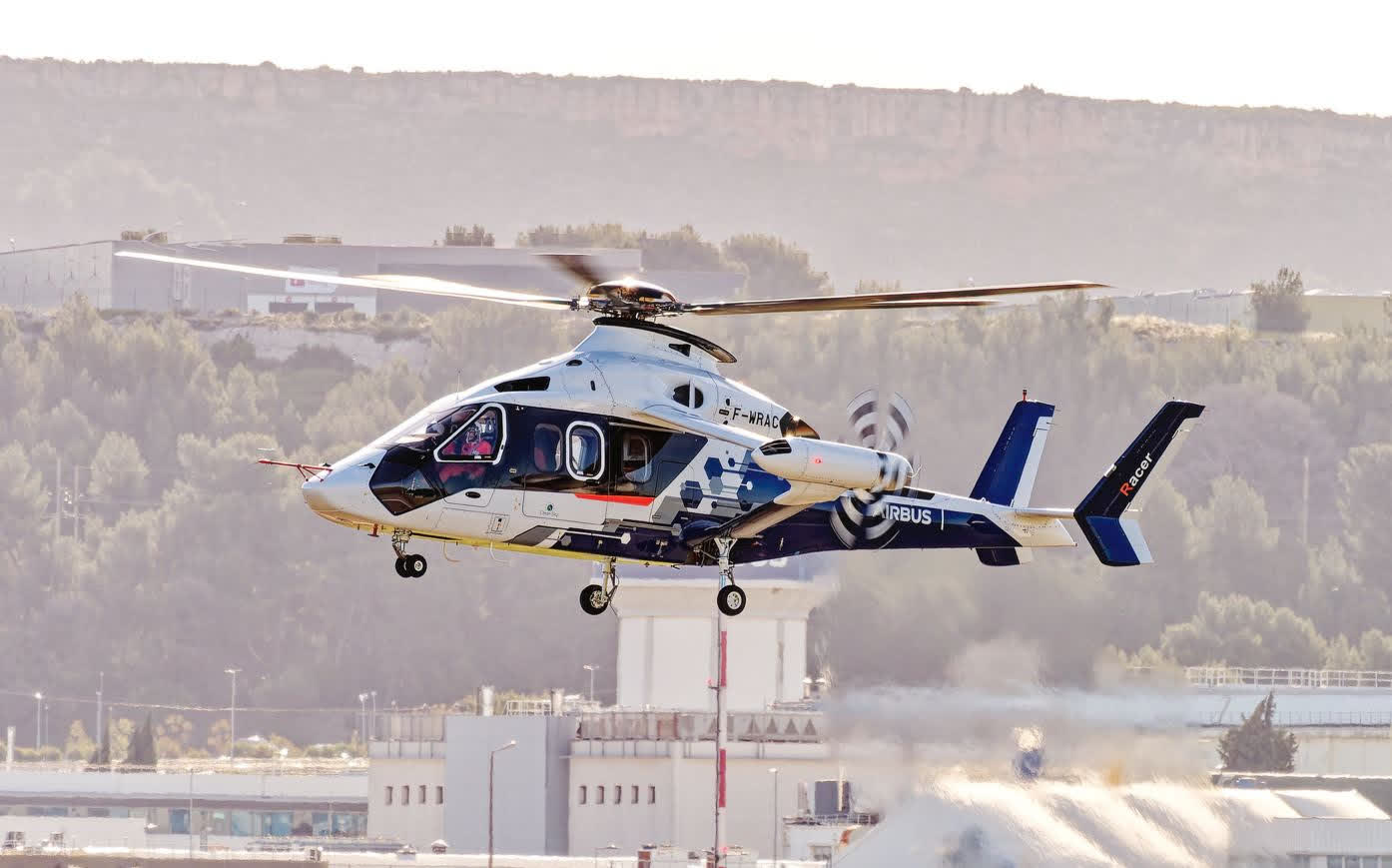 Airbus demonstrates test helicopter with plane-like features (Pink ...